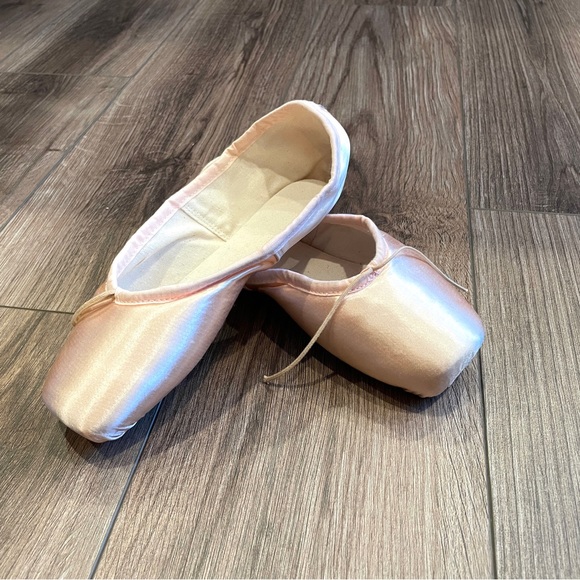 Suffolk | Shoes | Suffolk Spotlight Pointe Brand New Pointe Shoes ...